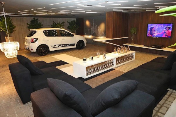 Que tal montar uma "garagem de estar" na sua casa?