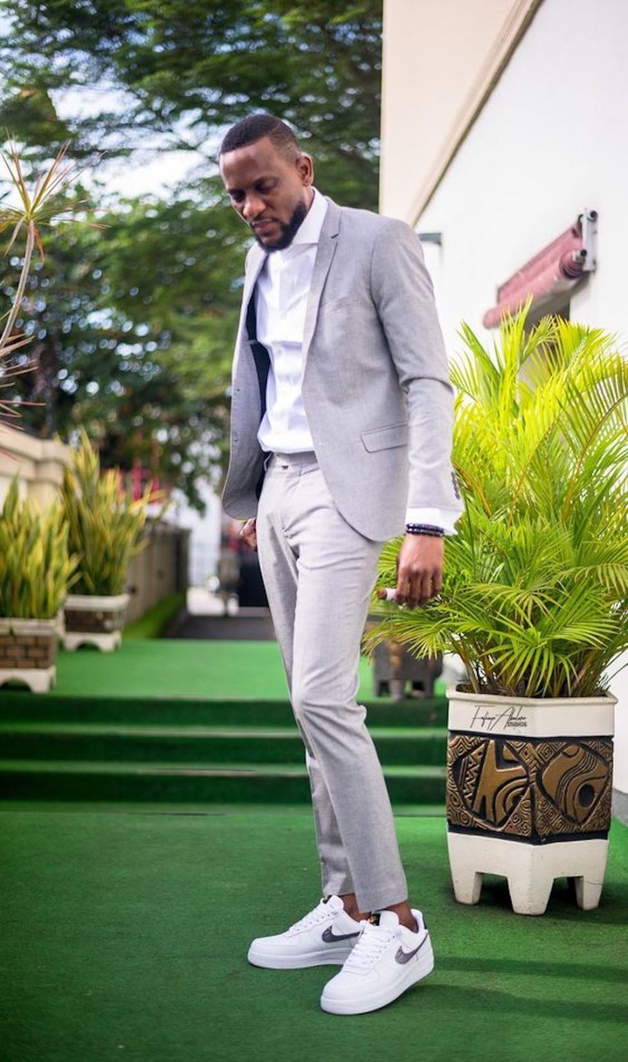 Terno com tênis: 20 looks para se inspirar