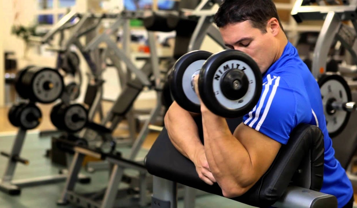 Bíceps de aço: 4 exercícios com halteres que você precisa conhecer