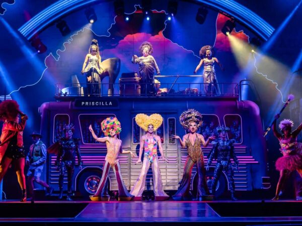 5 motivos para conferir "Priscilla, A Rainha do Deserto", o musical da ...